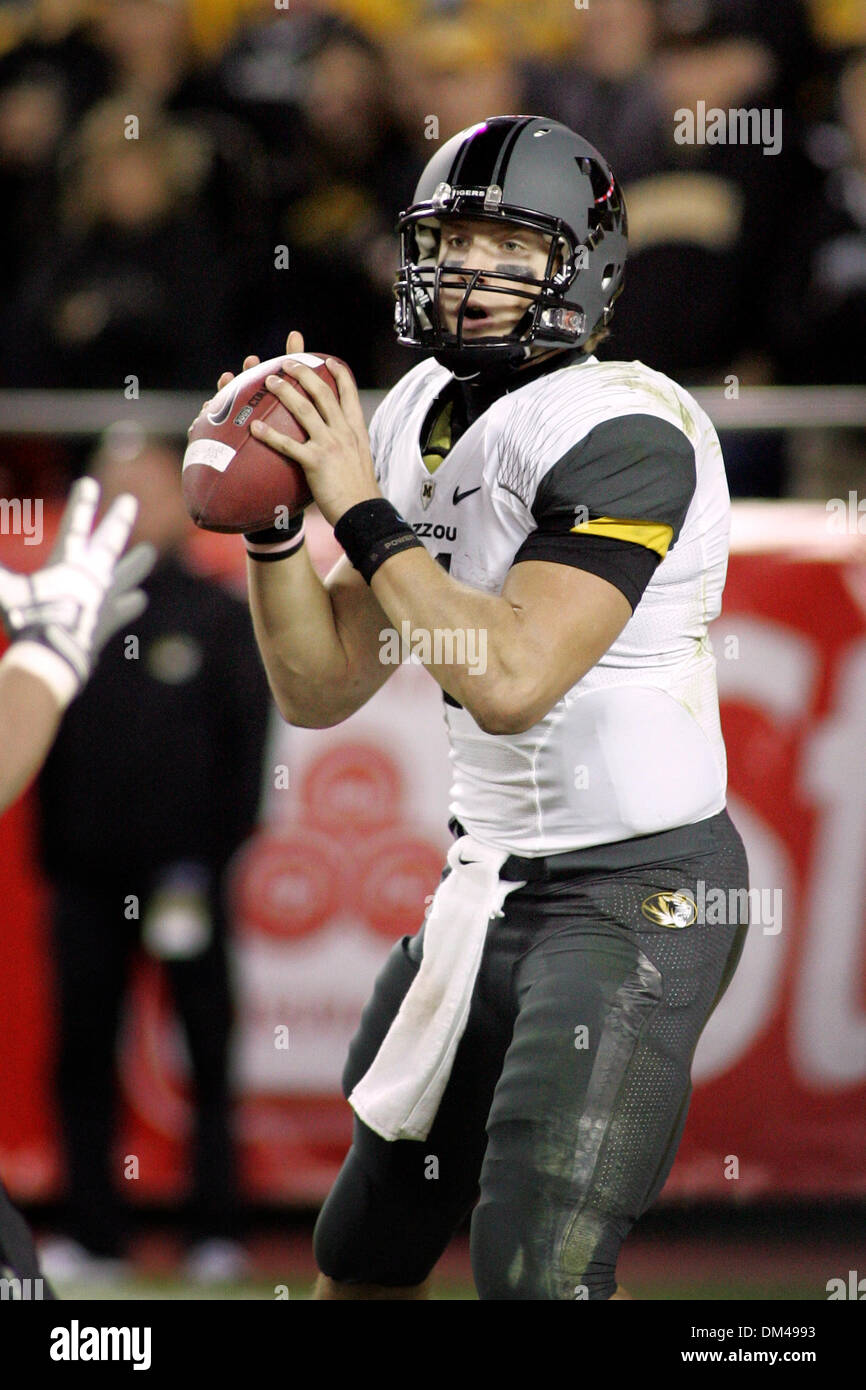Missouri quarterback Blaine Gabbert (11) looks to pass during game ...
