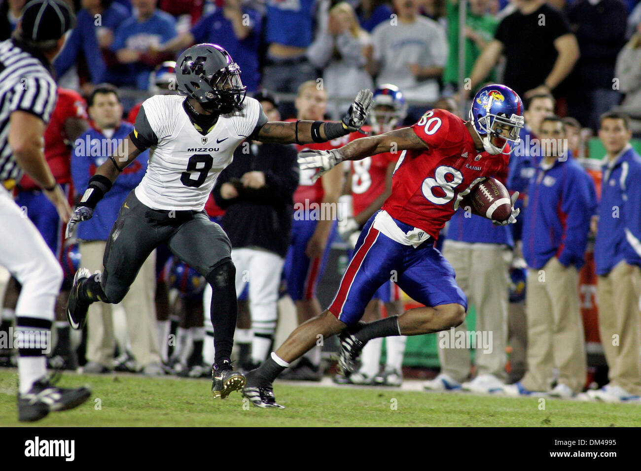 Kansas wide receiver Dezmon Briscoe (80) leaves Missouri safety Jasper ...