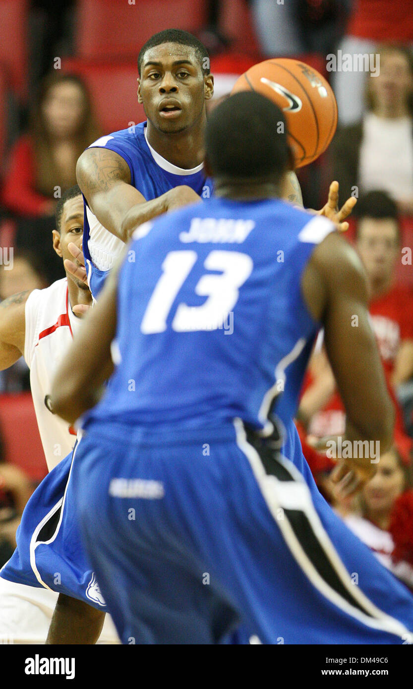 Saint Louis forward Willie Reed (33) passes to teammate Saint Louis ...
