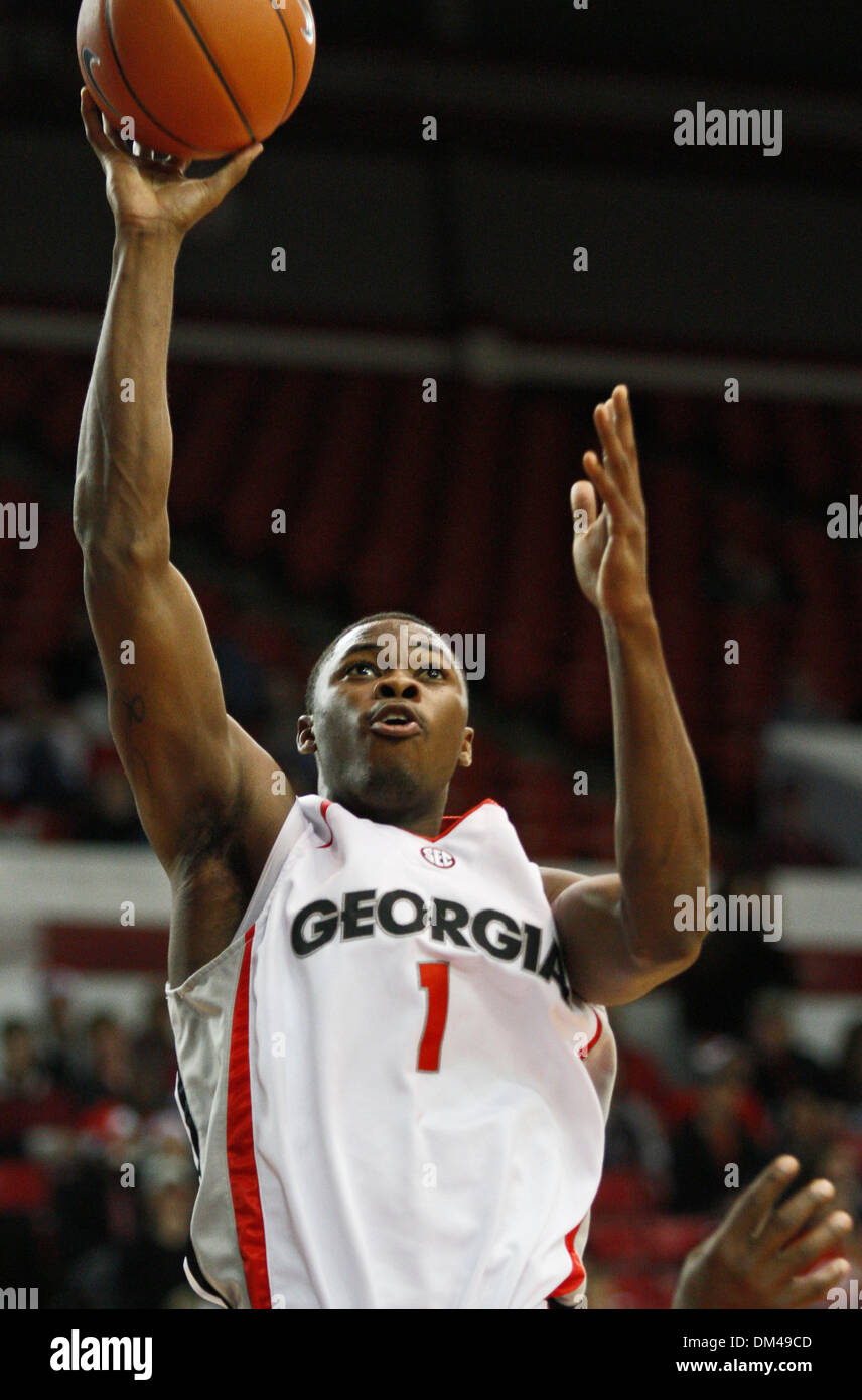 Georgia guard Travis Leslie (1) goes up for a shot at the game against ...