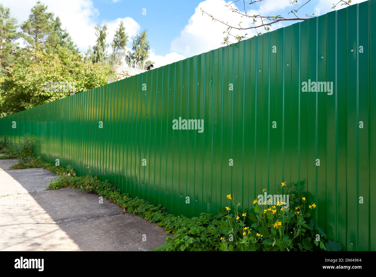 Green fence panel hi-res stock photography and images - Alamy
