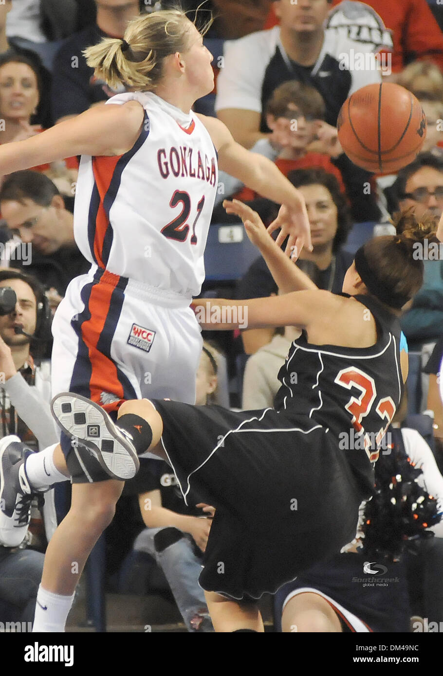 Goznaga's Courtney Vandersloot knocks the ball away from Cal State ...