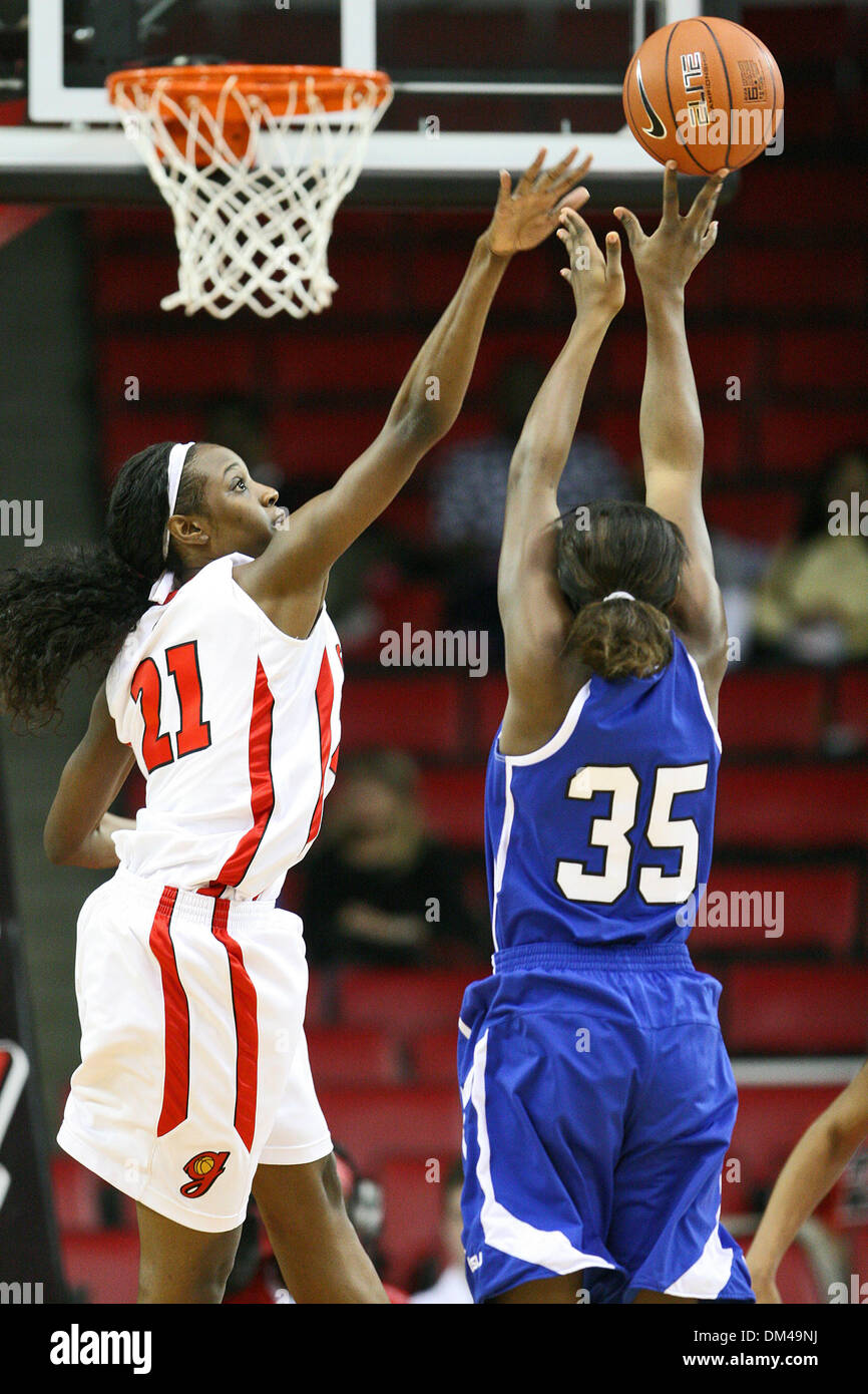 Georgia forward Porsha Phillips (21) blocks a shot by Tennessee St ...