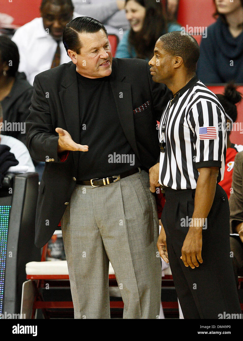 Georgia head coach Andy landers argues with official Doug Cloud at the ...