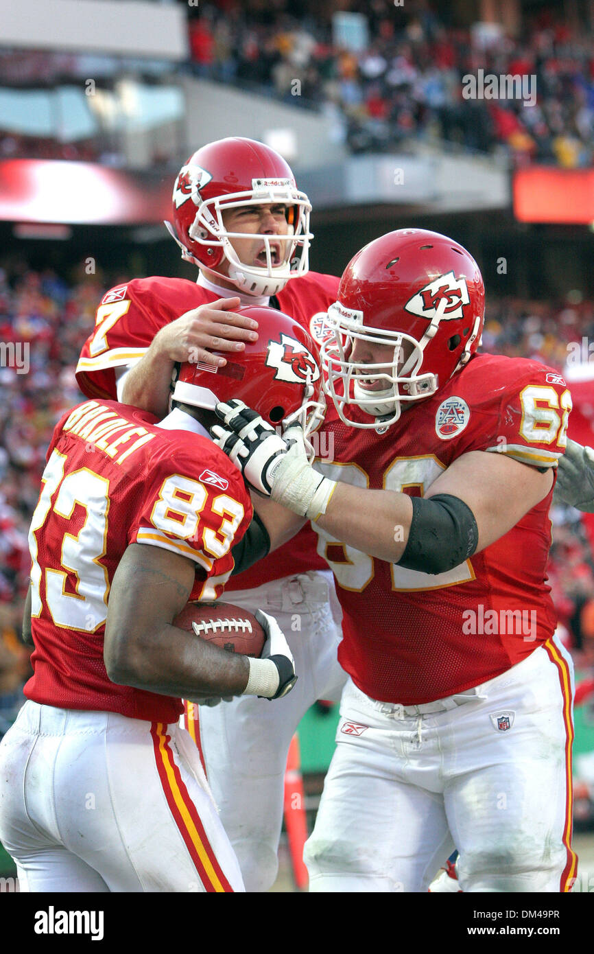 Kansas City Chiefs quarterback Matt Cassel (7) and center Andy Alleman ...