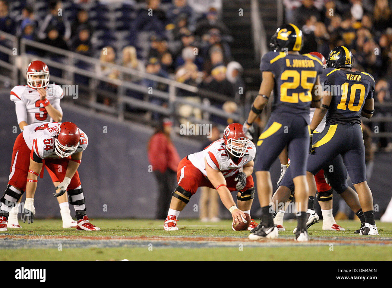 Utah Utes center Zane Taylor #77 sets up against Cal Bears defense ...
