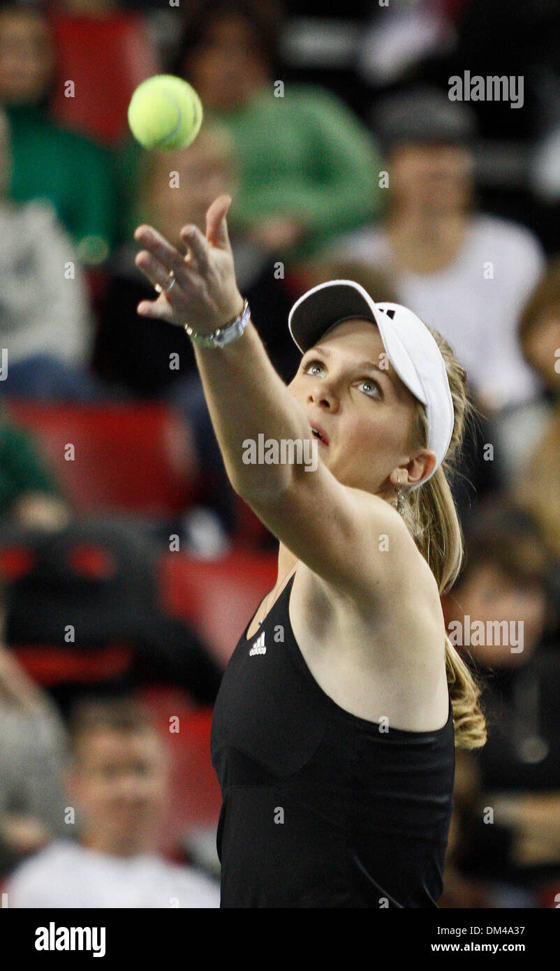 Melanie Oudin throws the ball up for a serve at Rock n' Racquets in ...