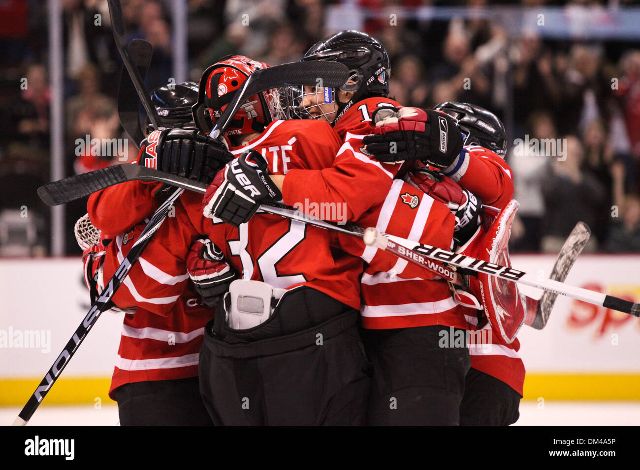 Team canada caroline ouellette hi-res stock photography and images - Alamy