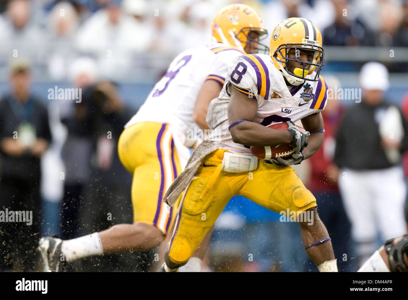 LSU Tigers quarterback Jordan Jefferson (9) hands off to LSU Tigers ...