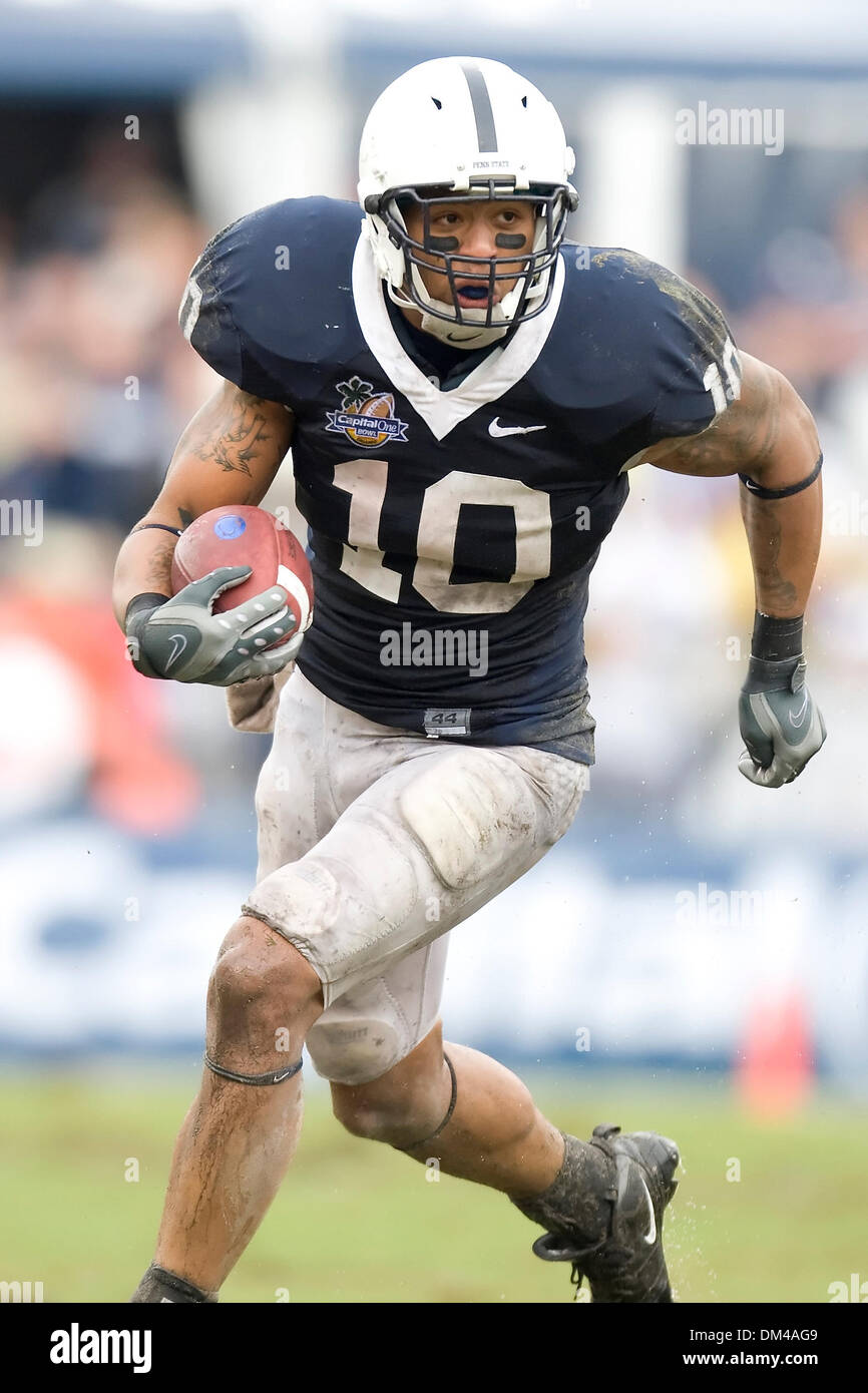 Penn State Nittany Lions tight end Andrew Quarless (10) runs with the ...