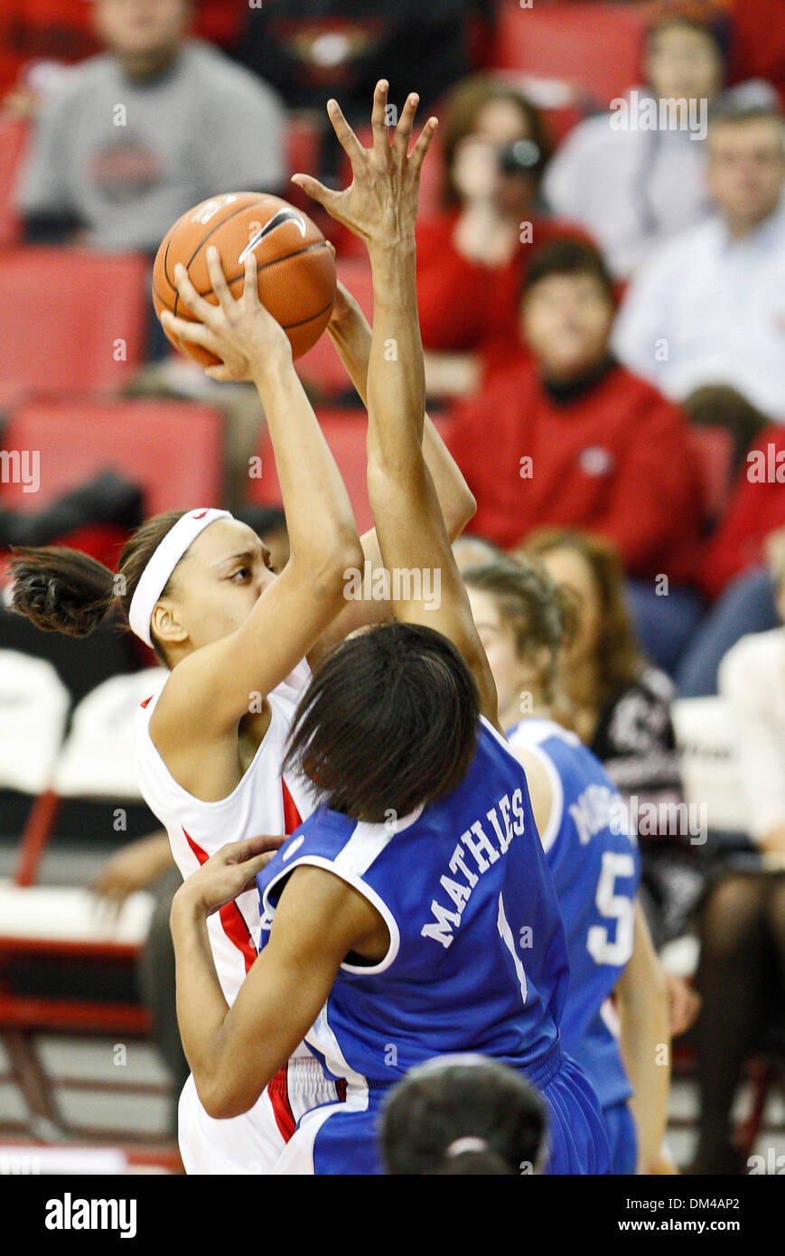 Georgia guard Meredith Mitchell (11) goes up for a shot against ...