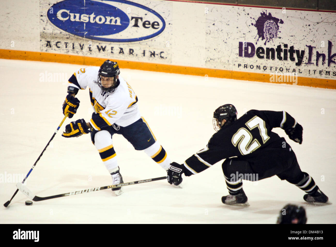 Canisius's Josh Heidinger (12) moves around Army's Kyle Maggard (27 ...