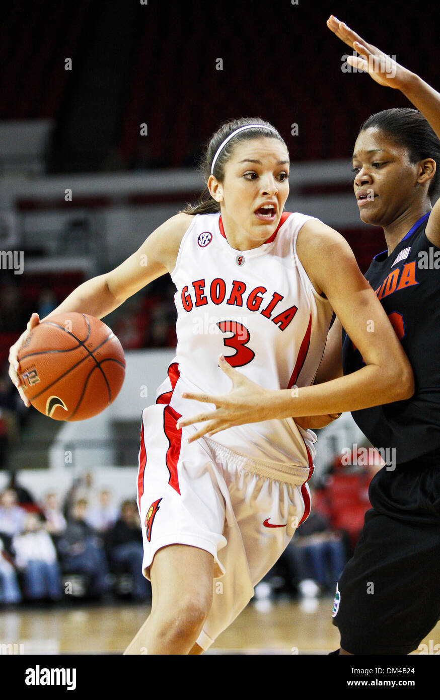 Georgia guard Anne Marie Armstrong (3) moves the ball past a Florida ...