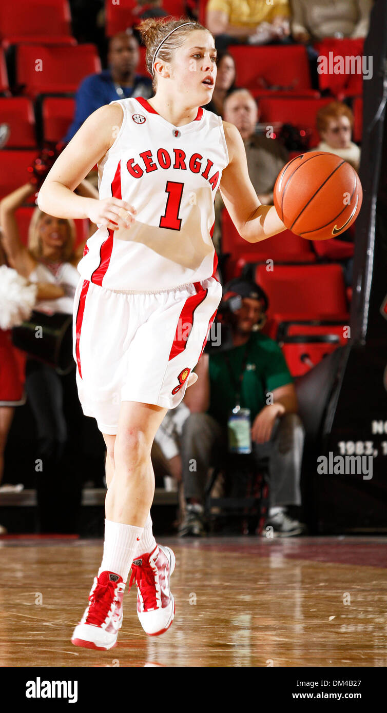 Georgia guard Ashley Houts (1) dribbles down the court at the game ...