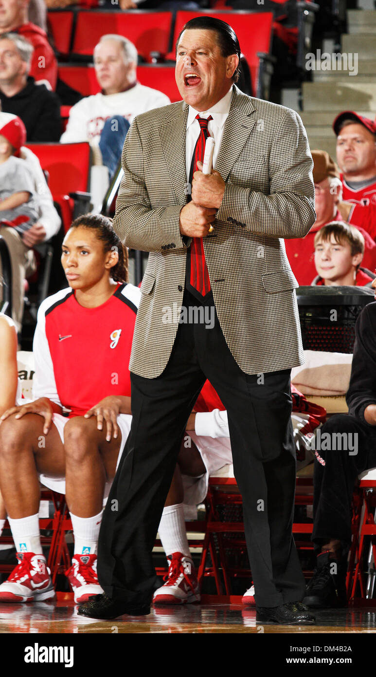 Georgia head coach Andy Landers shouts at his players at the game ...