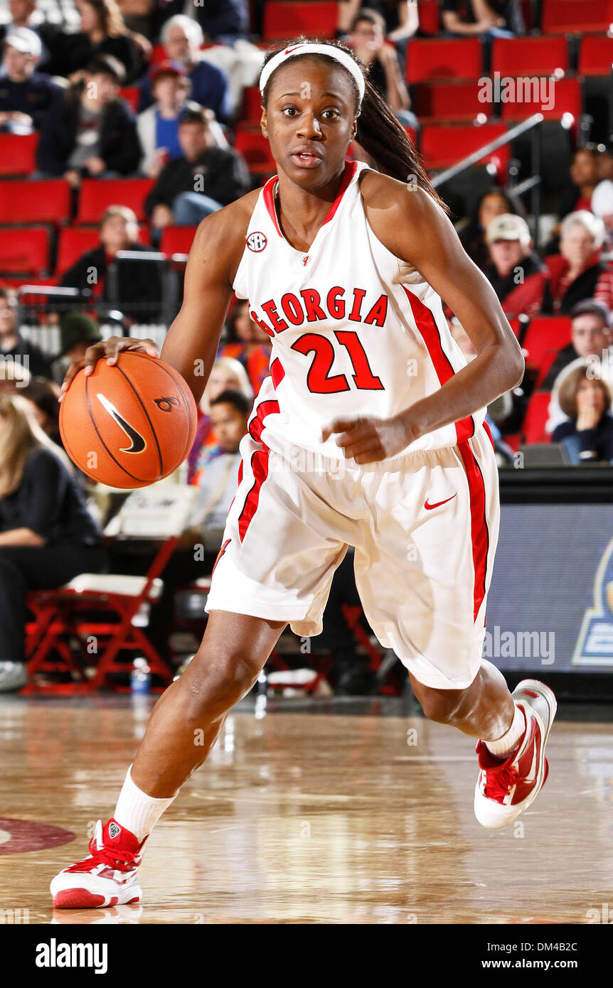 Georgia forward Porsha Phillips (21) dribbles the ball down the court ...