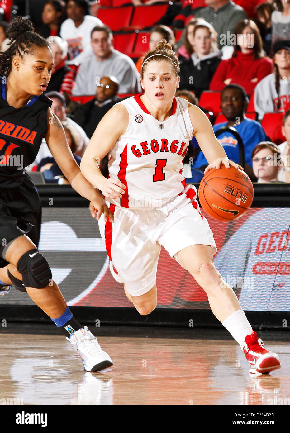 Georgia guard Ashley Houts (1) drives past a Florida defender at the ...