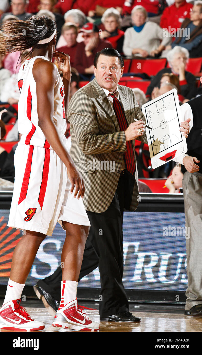 Georgia head coach Andy Landers talks to Georgia forward Porsha ...
