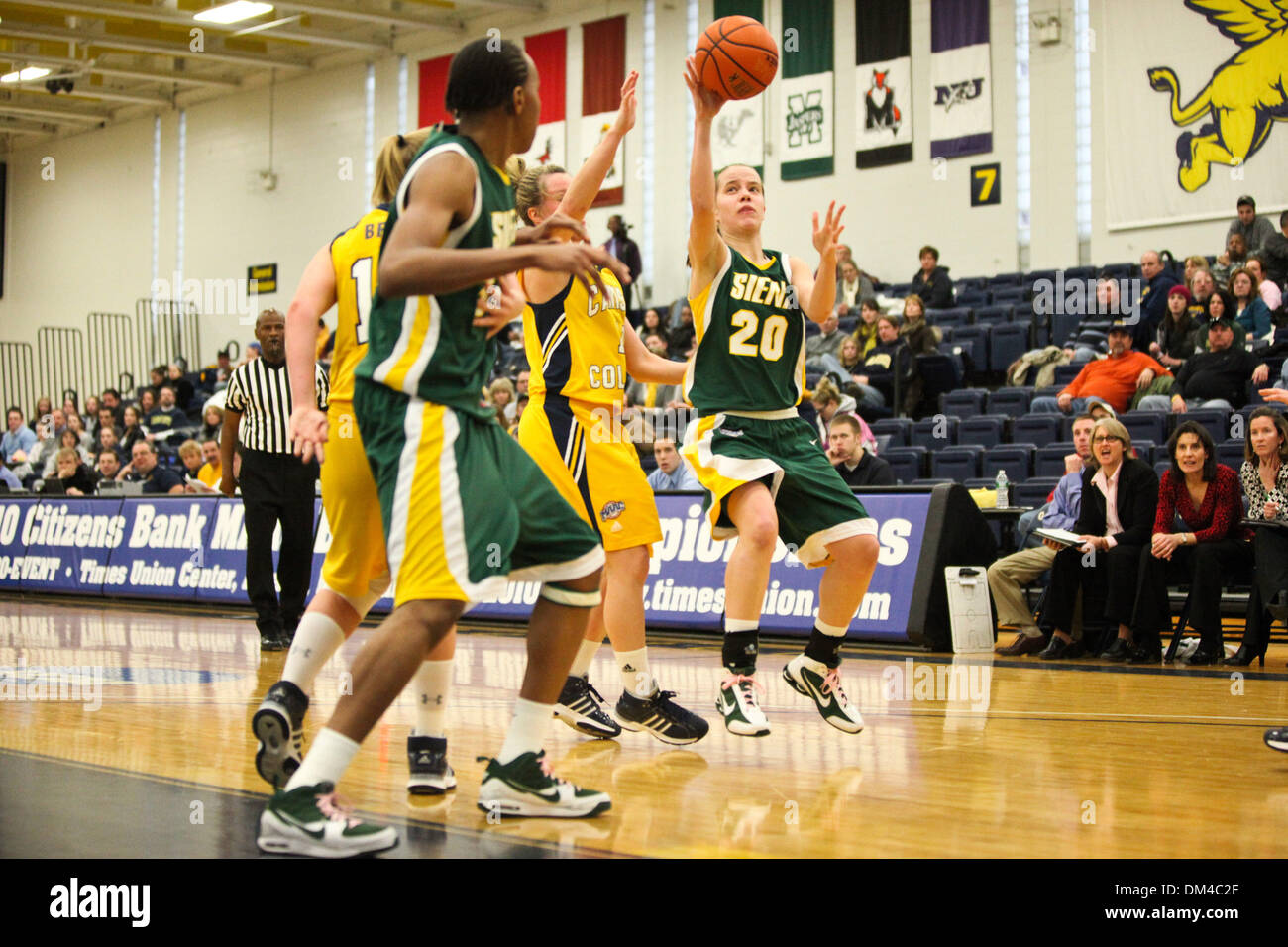Siena's Allie Lindemann (20) passed the ball to her teammate Serena ...
