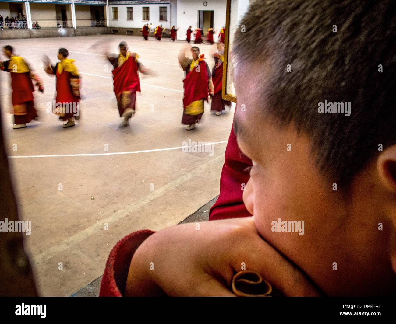 Lama robes exile hi-res stock photography and images - Alamy