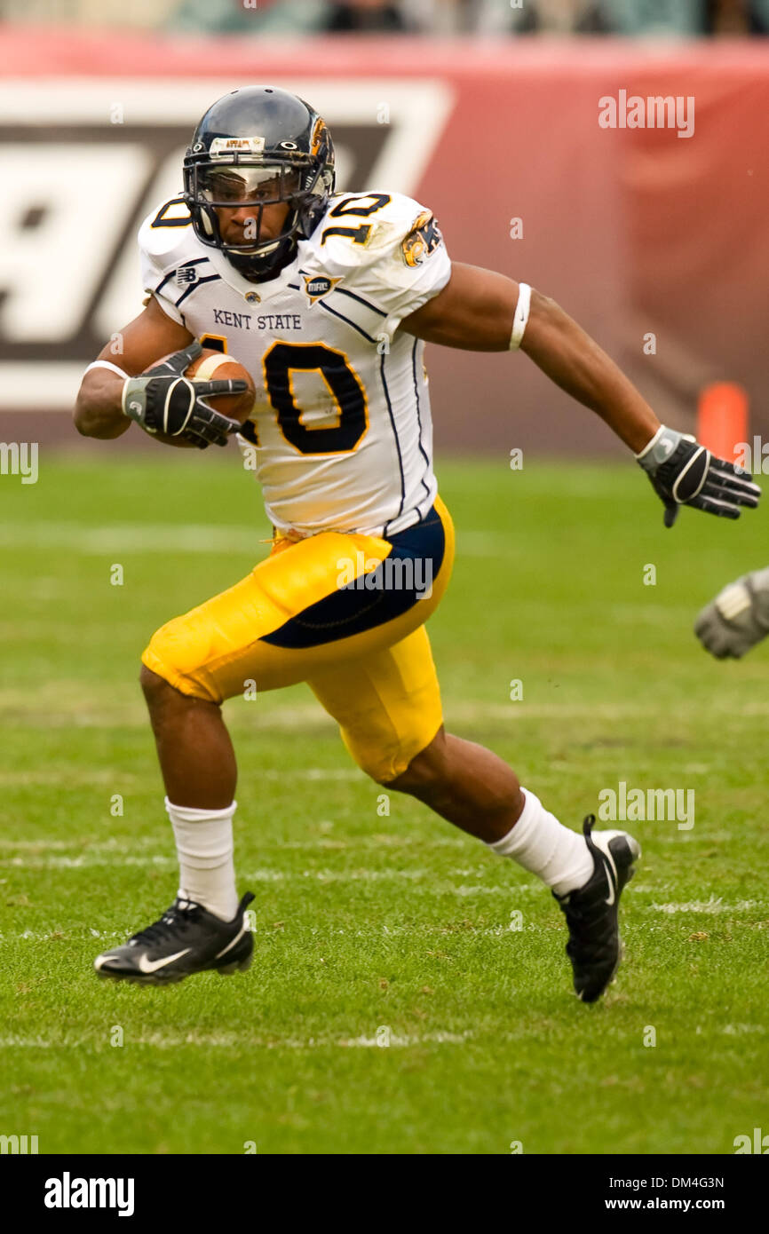 Kent State Golden Flash running back Andre Flowers (10) running with ...
