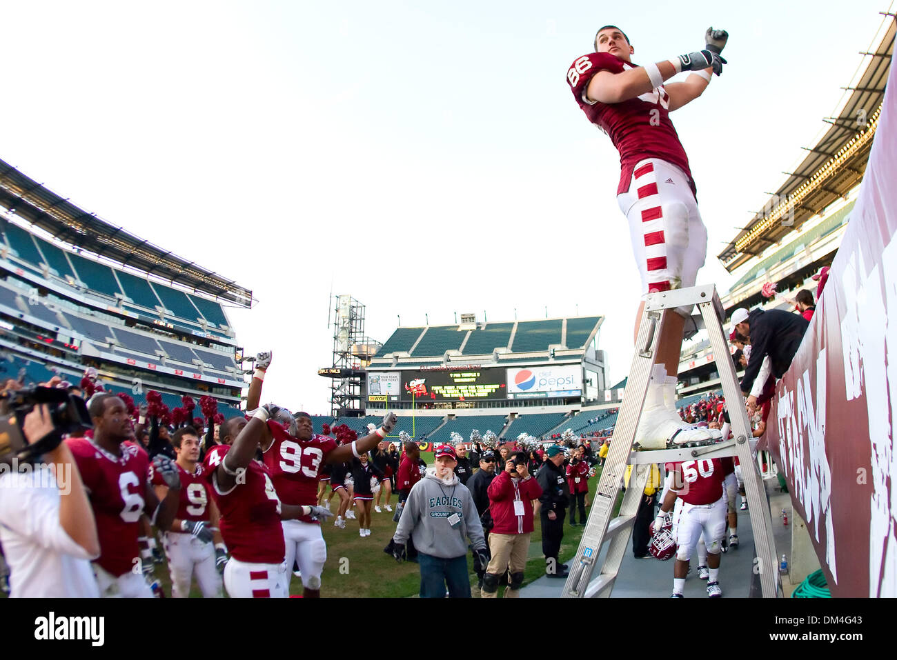 Temple Owls tight end Steve Maneri (86) leading the band as his ...