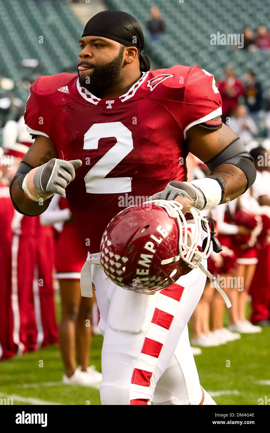 Temple Owls nose tackle Andre Neblett (2) coming out while they ...