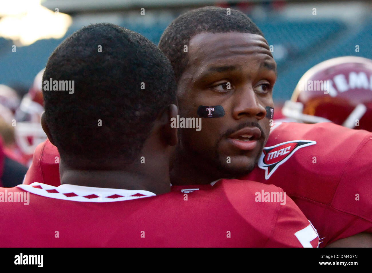 Temple Owls safety Dominique Harris (6) getting a hug from Temple Owls ...