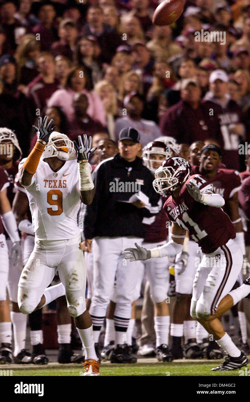 Malcolm Williams (#9) of the University of Texas Longhorns catches a ...
