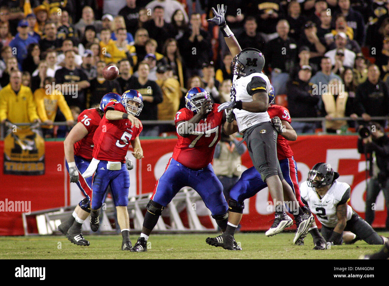 Missouri defensive lineman Dominique Hamilton (90) attempts to block a ...