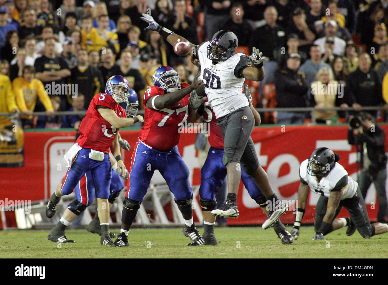 Missouri defensive lineman Dominique Hamilton (90) attempts to block a ...