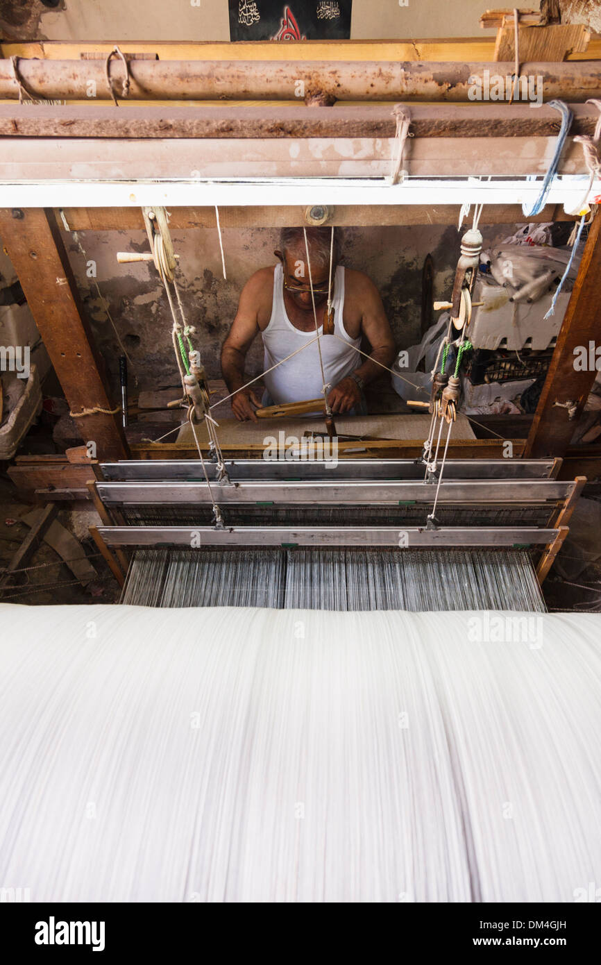 Weaver at work hi-res stock photography and images - Alamy