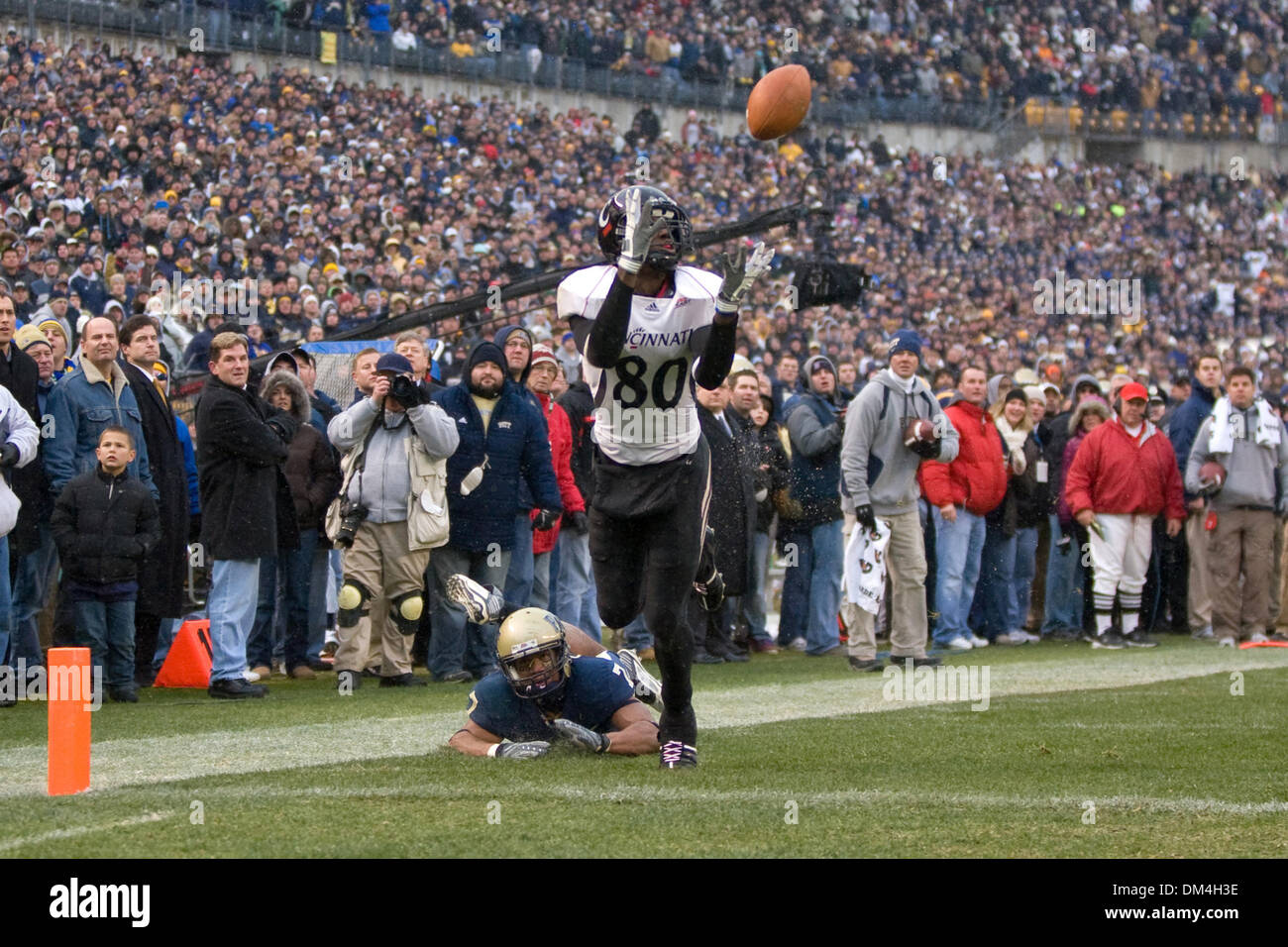 05 December 2009: Cincinnati Bearcats Armon Binns (80) makes the game ...