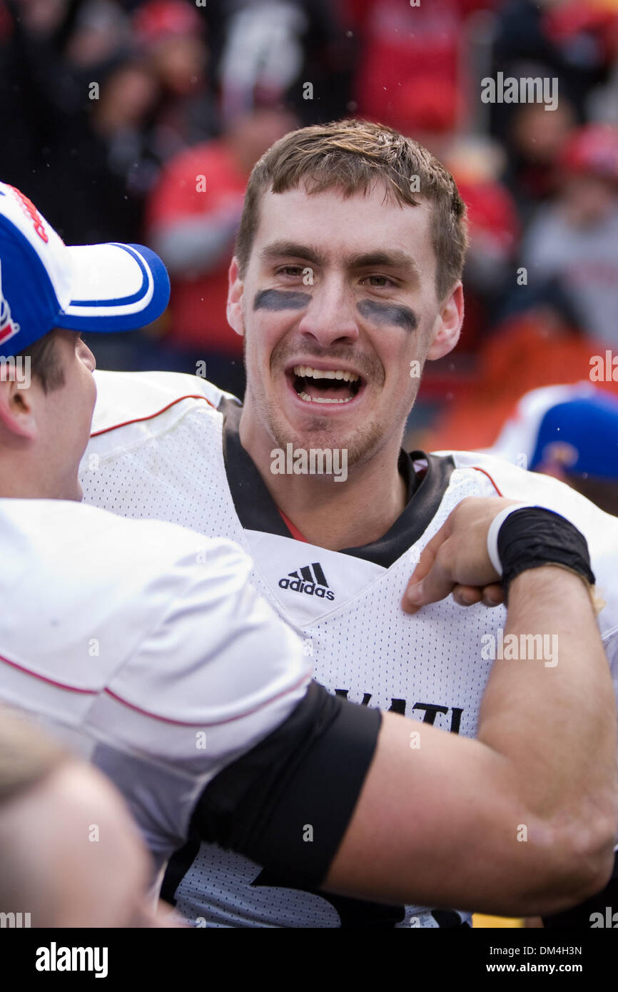 05 December 2009: Cincinnati Bearcats quarterback Tony Pike (15 ...