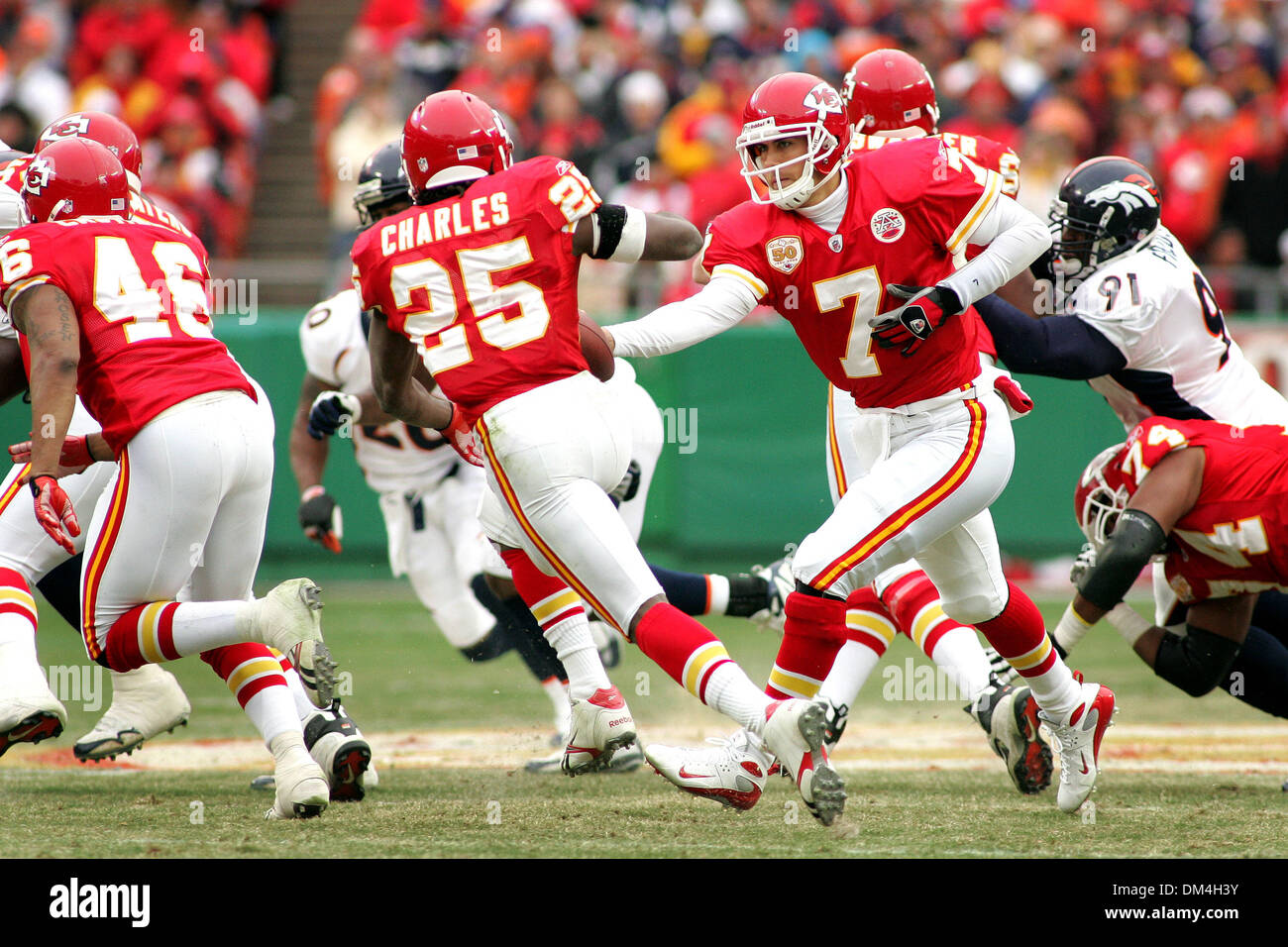 Kansas City Chiefs quarterback Matt Cassel (7) hands off to Kansas City ...