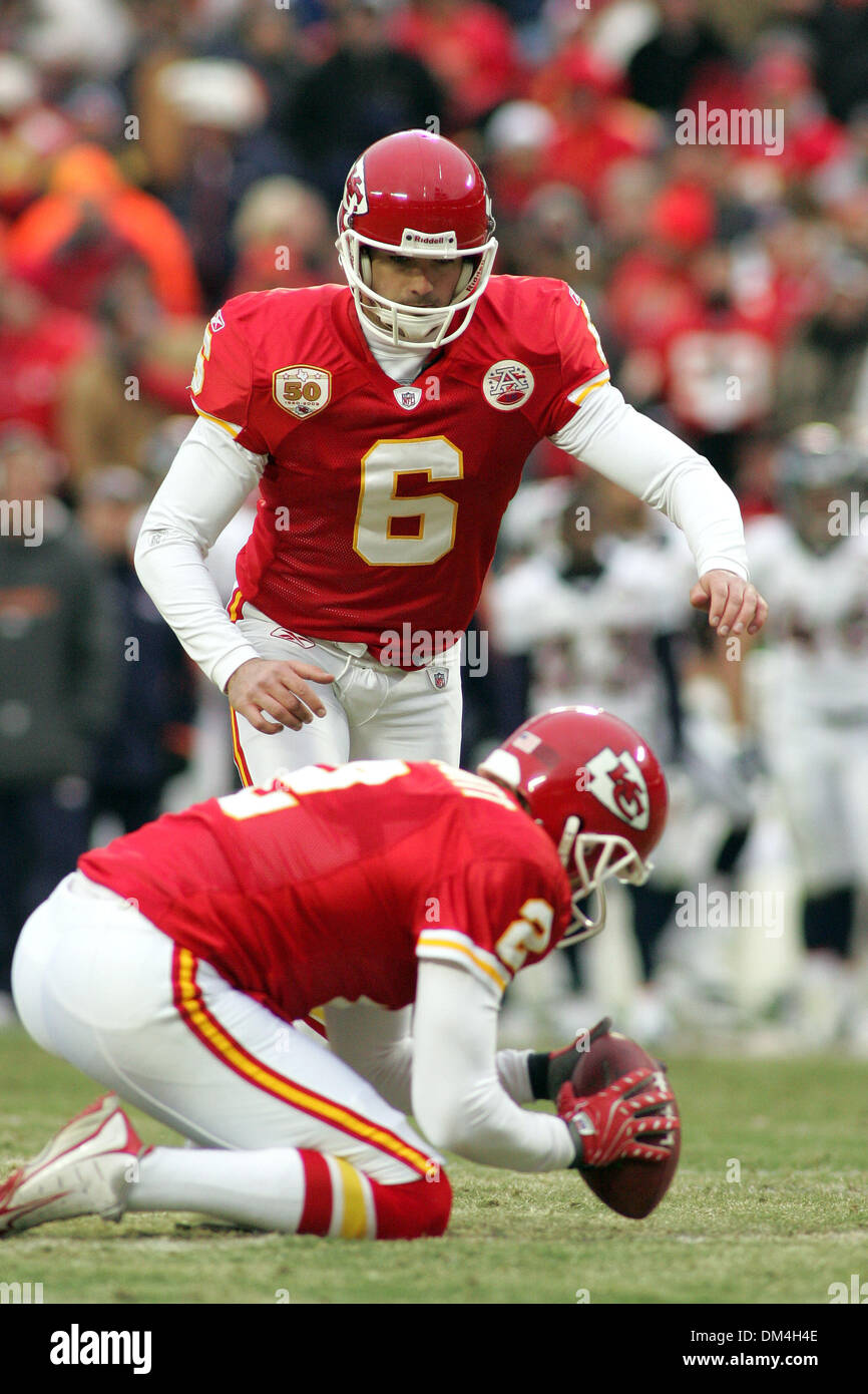 Kansas City Chiefs PK Ryan Succop (6) kicks a field goal during the NFL ...