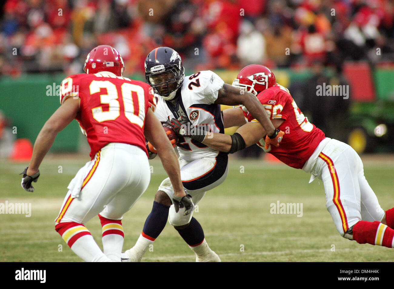 Kansas City Chiefs linebacker Mike Vrabel (50) attempts to take down ...