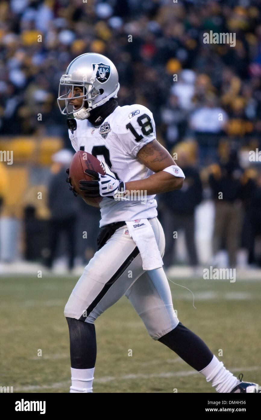 06 December 2009: Oakland Raiders Louis Murphy (18) on his way to the ...