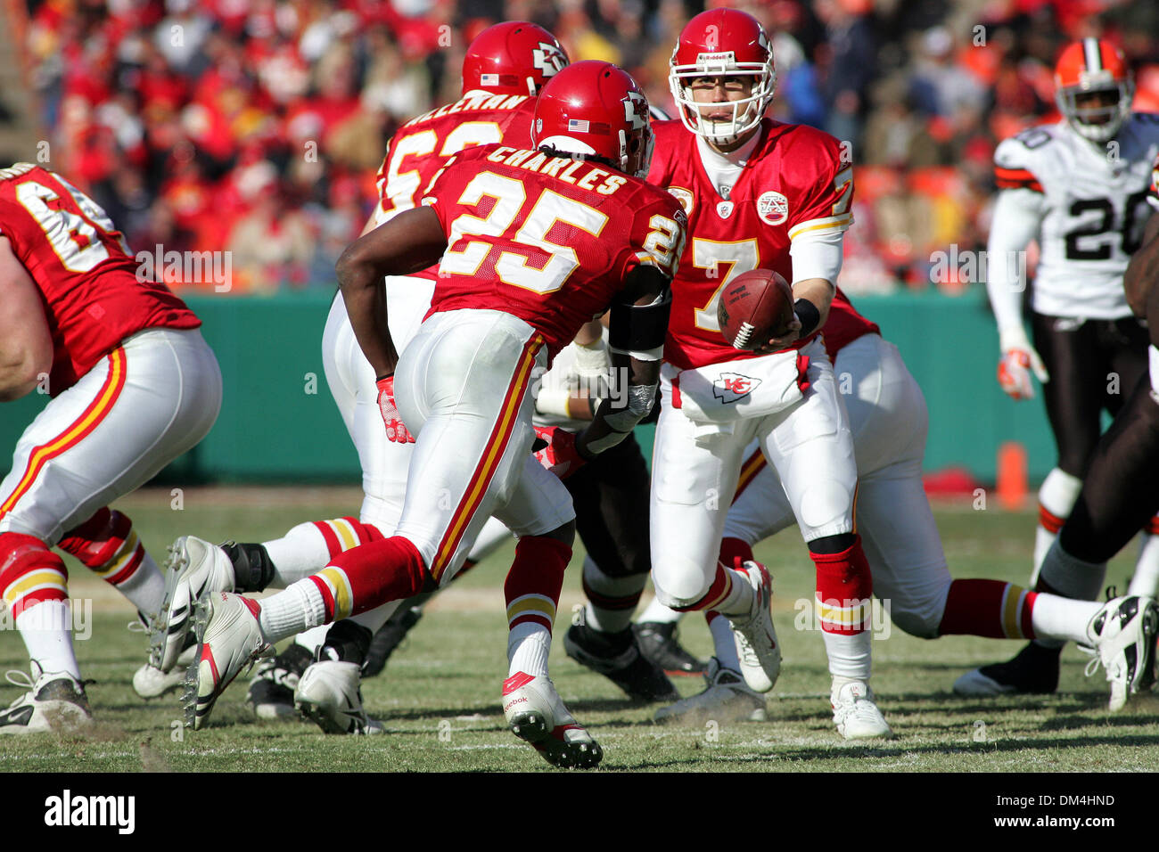 Kansas City Chiefs quarterback Matt Cassel (7) hands off to running ...