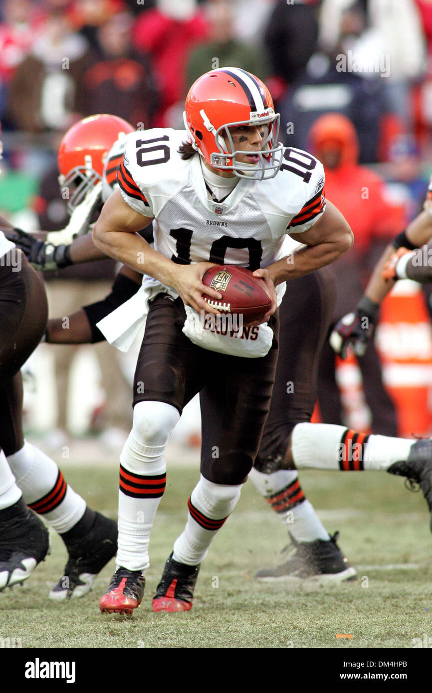 Cleveland Browns quarterback Brady Quinn (10) looks to hand off during ...