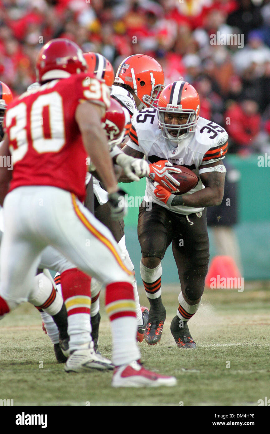 Cleveland Browns running back Jerome Harrison (35) fights for yardage ...