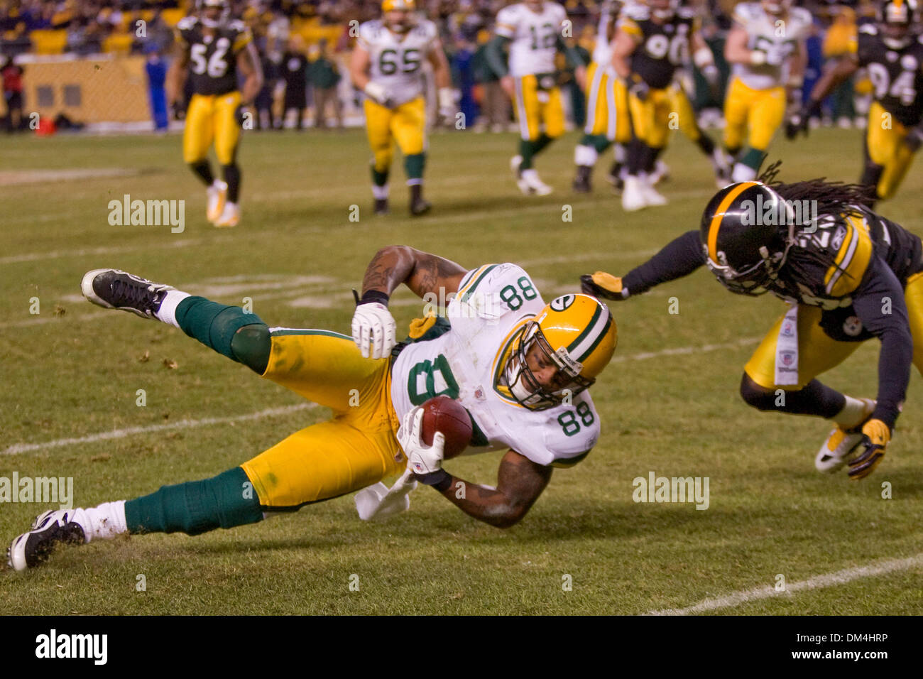 20 December 2009: Green Bay Packers Jermichael Finley (88) is tackled ...