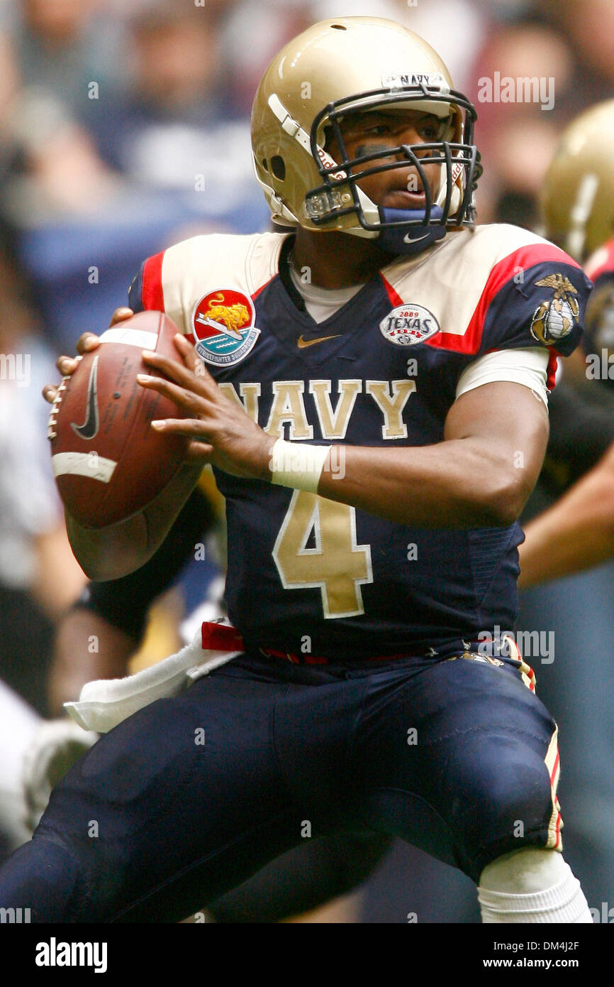 Navy Midshipmen Quarterback Ricky Dobbs (4) looks for a deep receiver ...