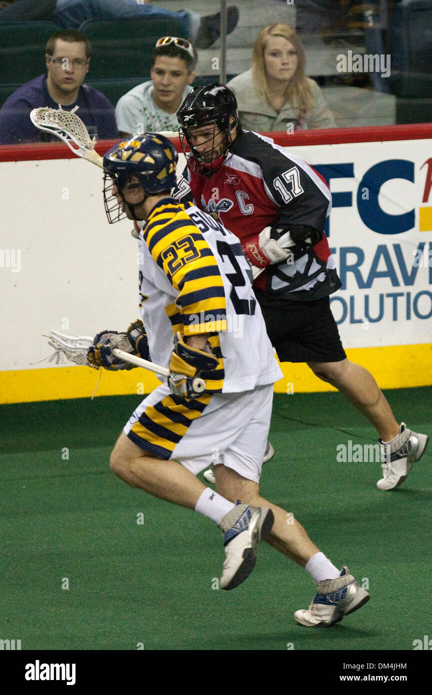Calgary Roughnecks forward Tracey Kelusky (17) and Minnesota Swarm ...
