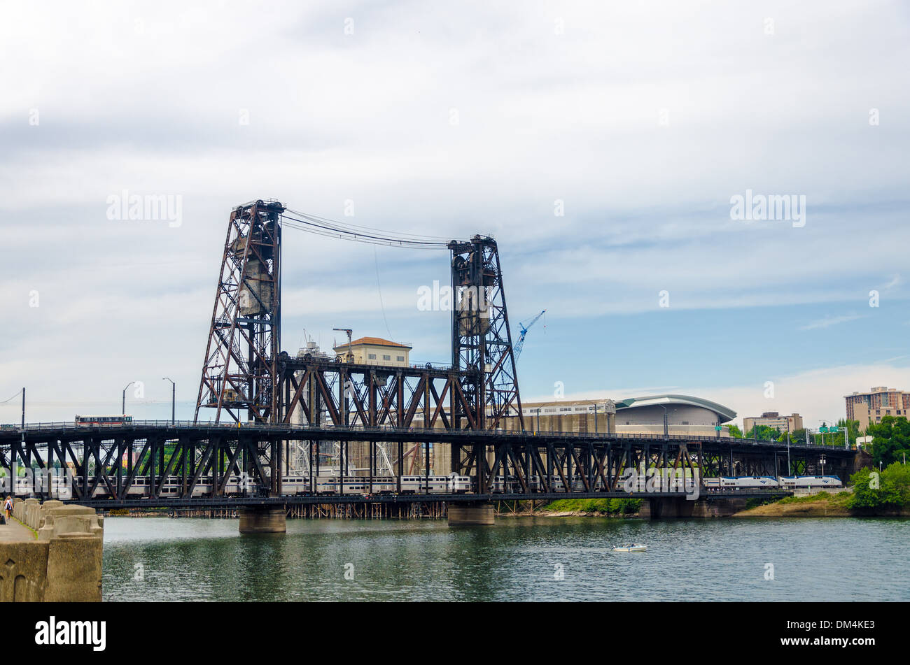 The Steel Bridge in Portland, Oregon going over the Willamette River ...