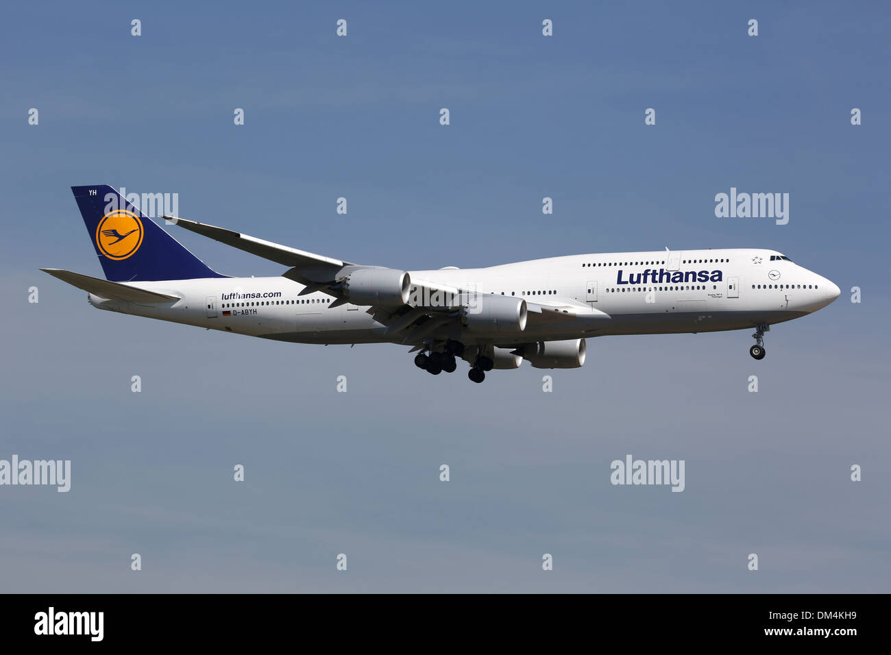 747 8 plane flying hi-res stock photography and images - Alamy
