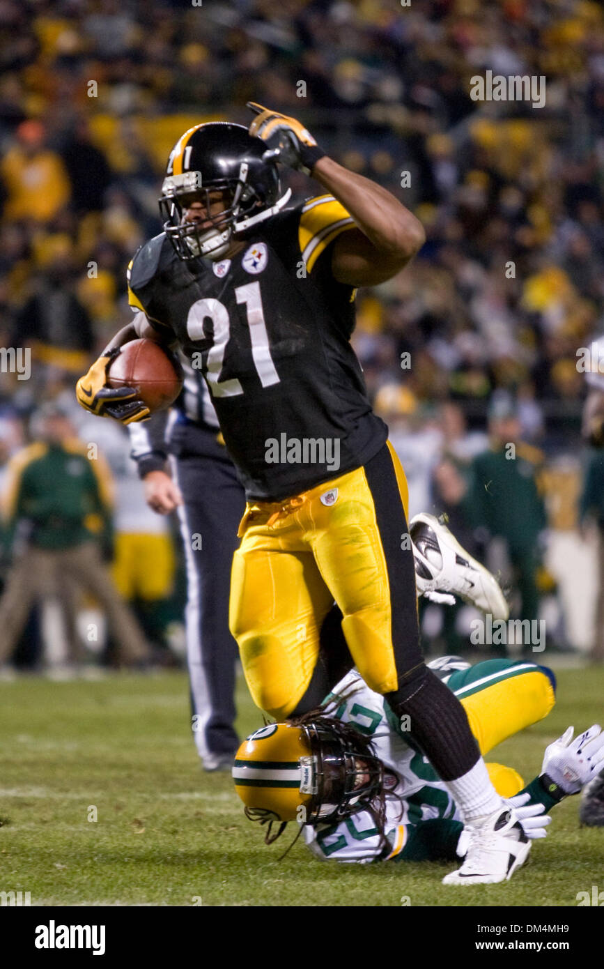 20 December: Pittsburgh Steelers Mewelde Moore (21) runs for a ...