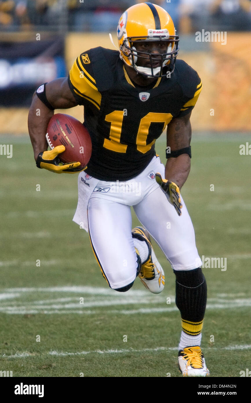 27 December 2009: Pittsburgh Steelers Santonio Holmes (10) runs with ...