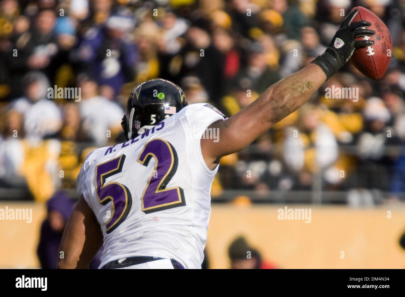 27 December 2009: Baltimore Ravens Ray Lewis (52) celebrates after ...