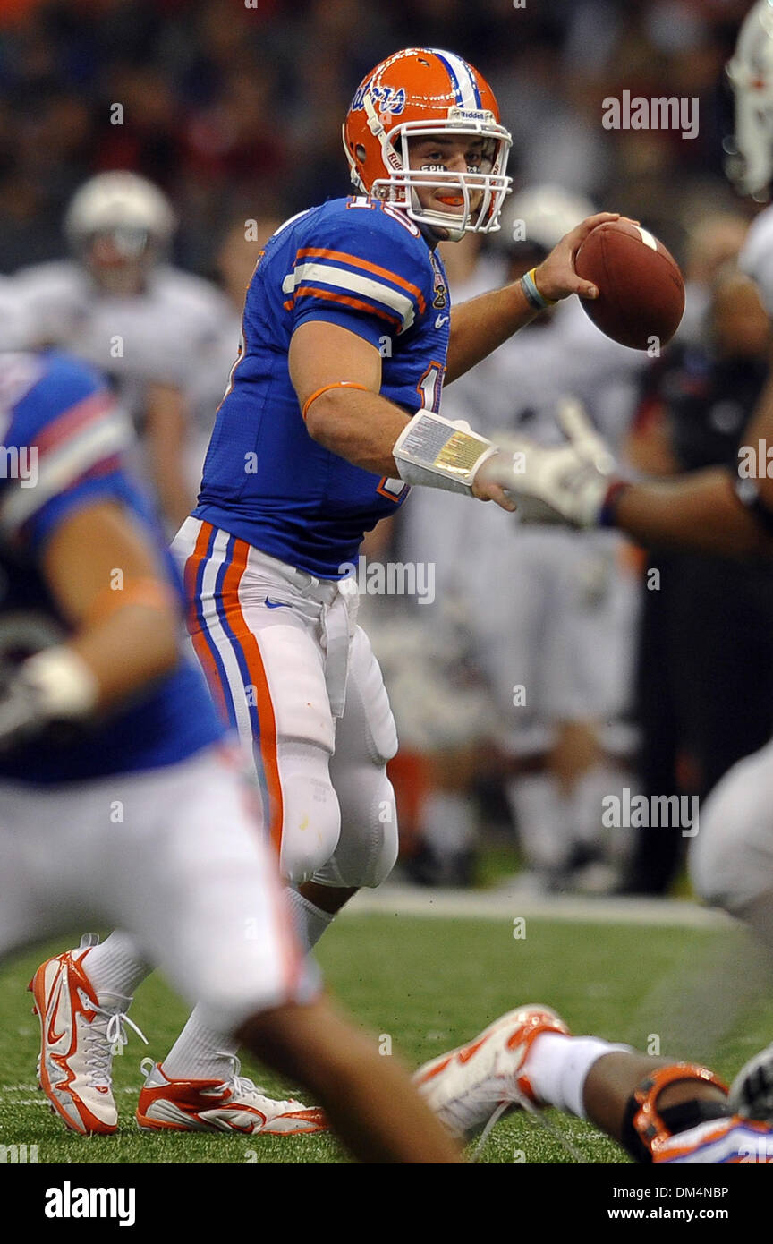 January 1, 2010: Florida quarterback Tim Tebow (15) looks to pass ...